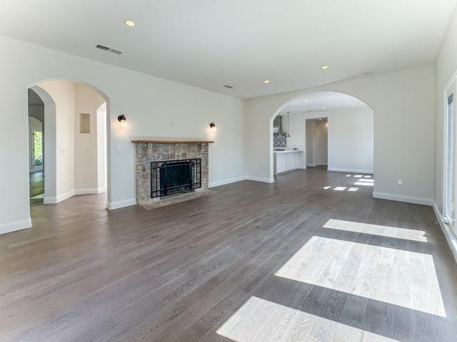 4 BR, 2.5 BA Apartment 1043 S Plymouth Blvd, Los Angeles, CA 90019