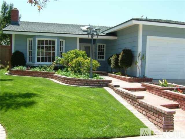4 BR, 2.5 BA Apartment 1081 Tulare Dr, Costa Mesa, CA 92626