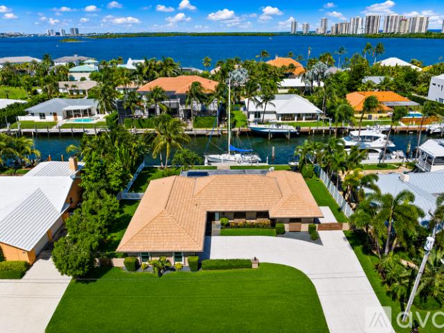 4 BR, 2.5 BA Apartment 1090 Fairview Lane, West Palm Beach, FL 33404