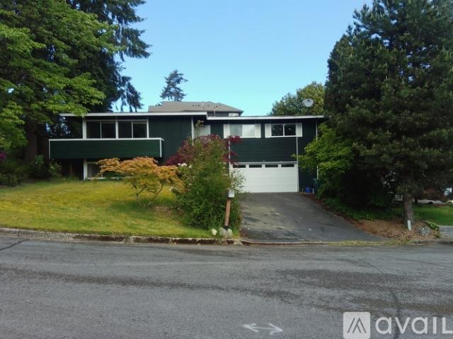 4 BR, 2.5 BA Apartment 12000 Southeast 73rd Place, Newcastle, WA 98056