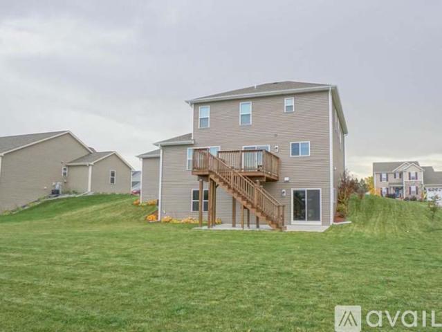 4 BR, 2.5 BA Apartment 1200 Juniper Lane, Oconomowoc, WI 53066