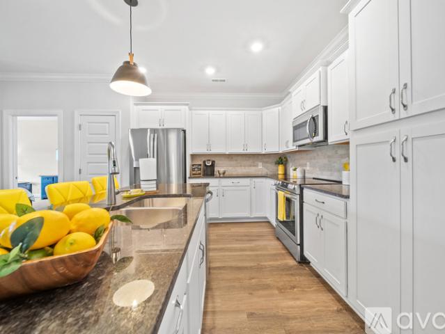 4 BR, 2.5 BA Apartment 1621 Spring Berry Ln, Knoxville, TN 37924