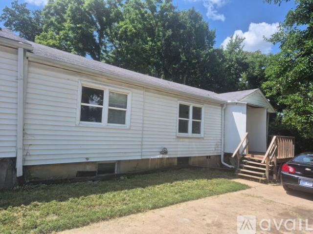 4 BR, 2.5 BA Apartment 1854 E 78th St, Unit 1, Kansas City, MO 64132