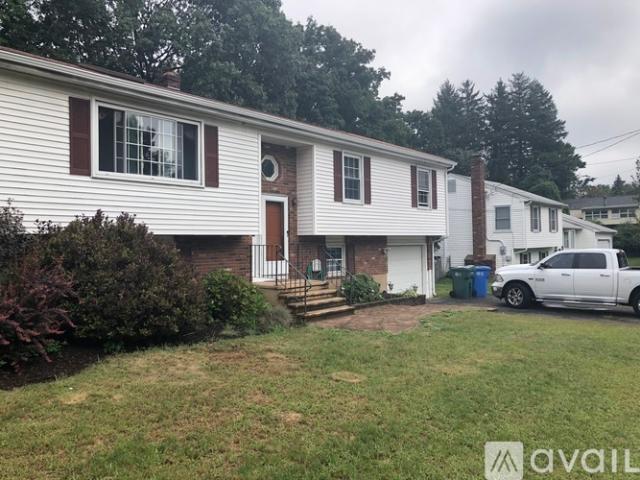 4 BR, 2.5 BA Apartment 180 Tanglewood Drive South, Hamden, CT 06518