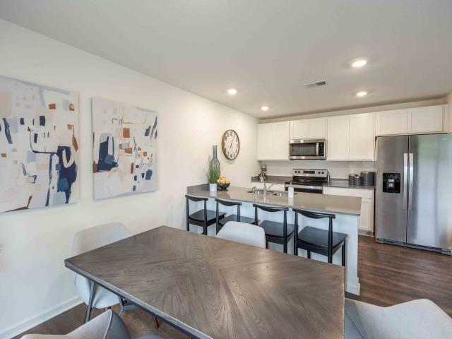4 BR, 2.5 BA Apartment 203 Mickelson Place Unit 0206, Johnson City, TN 37615