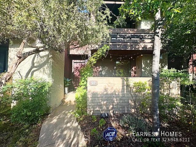 4 BR, 2.5 BA Apartment 21930 Marylee St, Woodland Hills, CA 91367