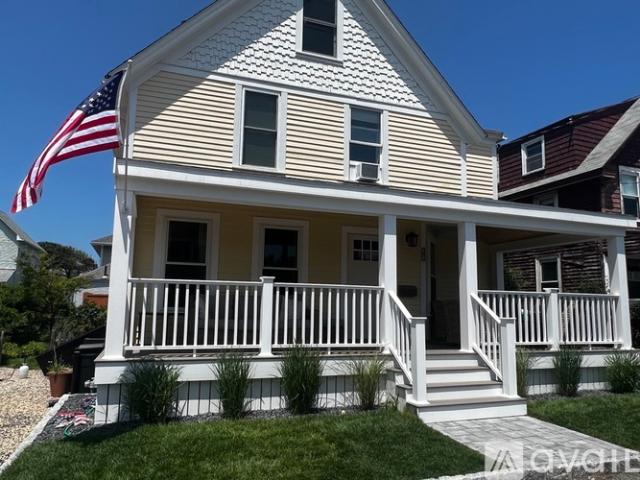 4 BR, 2.5 BA Apartment 25 T Street, Hull, MA 02045