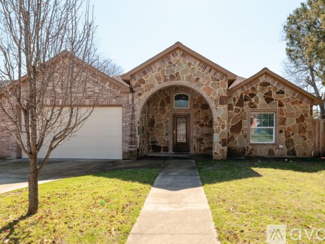 4 BR, 2.5 BA Apartment 3014 Falls Dr, Dallas, TX 75211