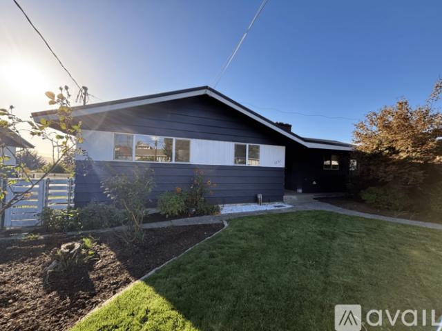 4 BR, 2.5 BA Apartment 3257 Halverson Ave, Bremerton, WA 98310