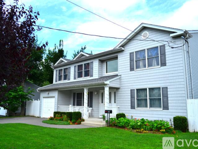 4 BR, 2.5 BA Apartment 338 38th Street, Unit House, Lindenhurst, NY 11757