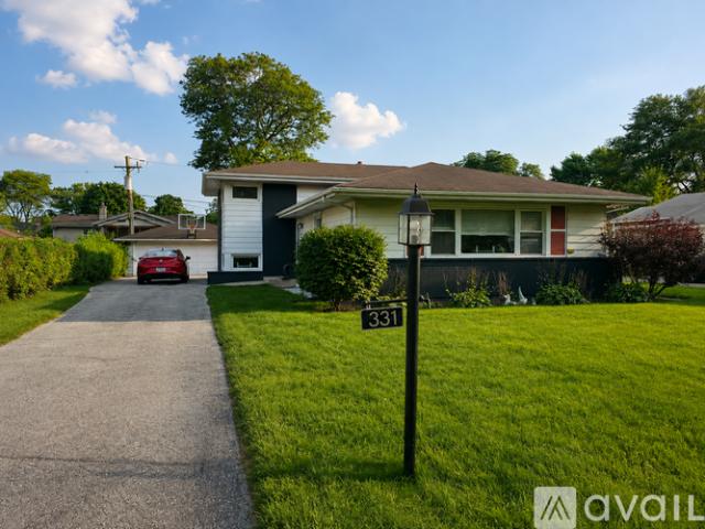 4 BR, 2.5 BA Apartment 331 E Lake Ave, Glenview, IL 60025