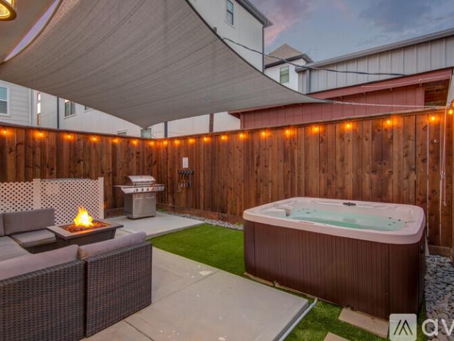 4 BR, 2.5 BA Apartment 5530 Kiam St, Houston, TX 77007