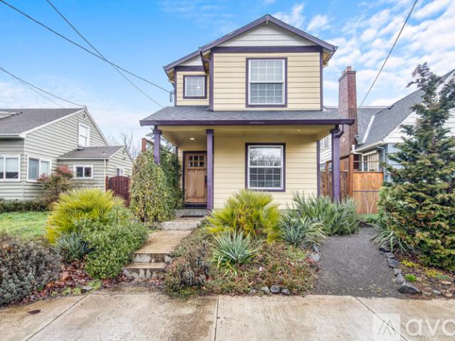 4 BR, 2.5 BA Apartment 6145 SE Woodstock Blvd, Portland, OR 97206