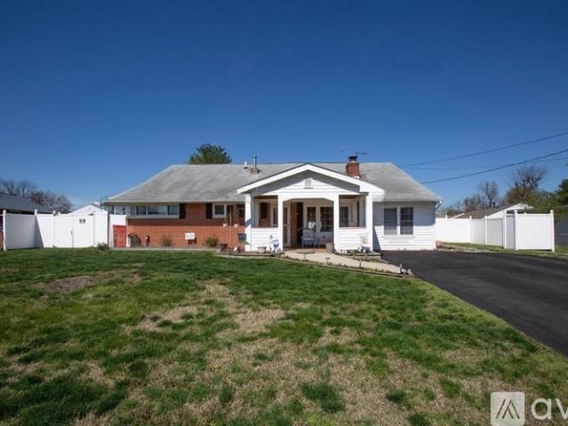4 BR, 2.5 BA Apartment 6402 Cottonwood Drive, Alexandria, VA 22310