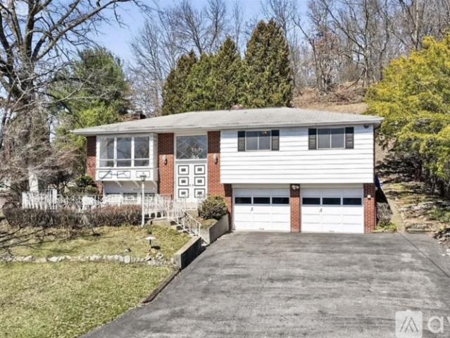 4 BR, 2.5 BA Apartment Siebert Road, Allegheny County, PA 15237
