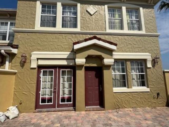 4 Br, 2 bath, Townhouse 3026 Bella Vista Dr