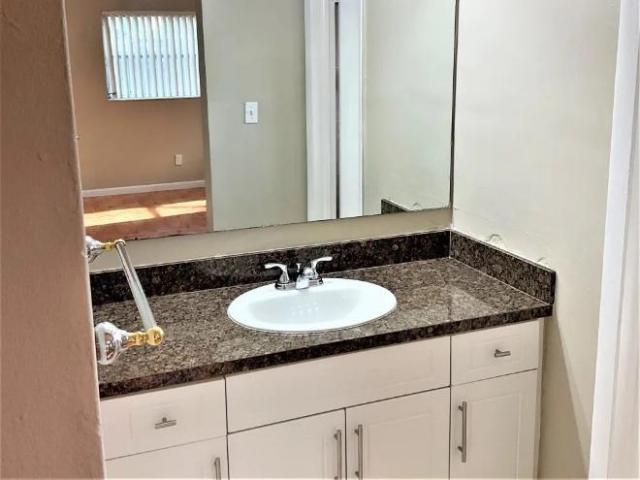 4 Br, 2 bath, Townhouse/Brownstone/RowHouse 11729 Sw 122nd Ave