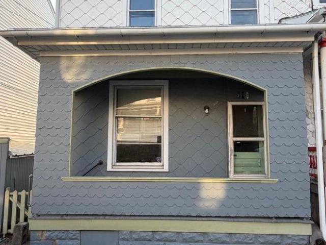 4 Br, 2 bath, Townhouse/Brownstone/RowHouse 214 N Vine St