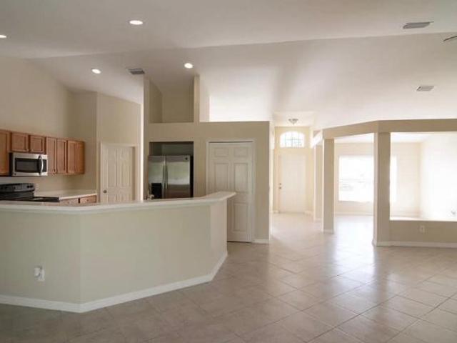4 Br, 2 bath, Townhouse/Brownstone/RowHouse 261 NE Granduer Ave