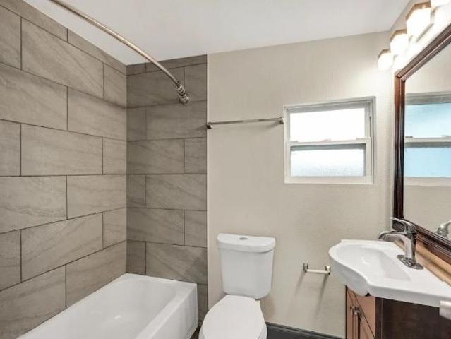 4 Br, 2 bath, Townhouse/Brownstone/RowHouse 3515 N 35th St