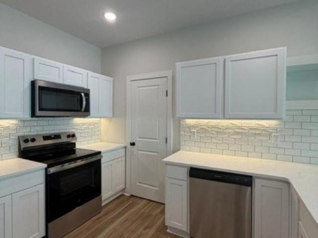4 Br, 2 bath, Townhouse/Brownstone/RowHouse 3828 S Bluelake St