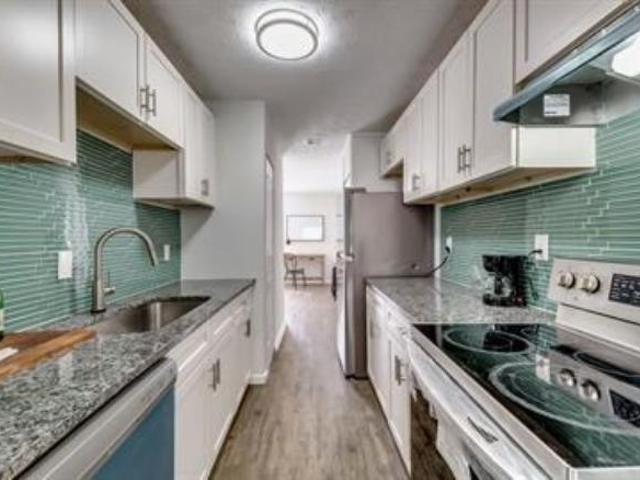 4 Br, 2 bath, Apartment 1000 Crystal Lake Cr