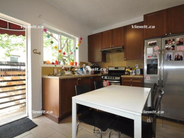 4 Br, 2 bath, Apartment 460 Markham Street