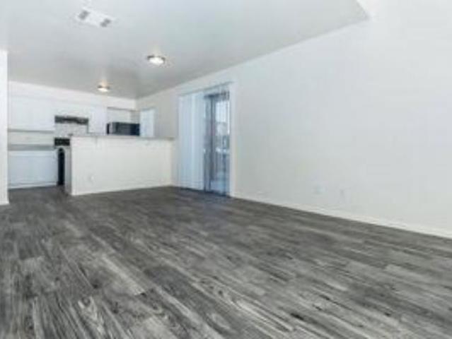 4 Br, 2 bath, Apartment 499 S Carmichael Ave