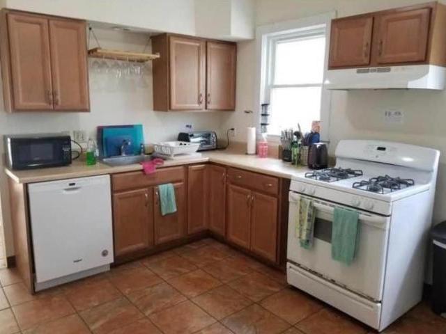 4 Br, 2 bath, Apartment 51 Porter Rd
