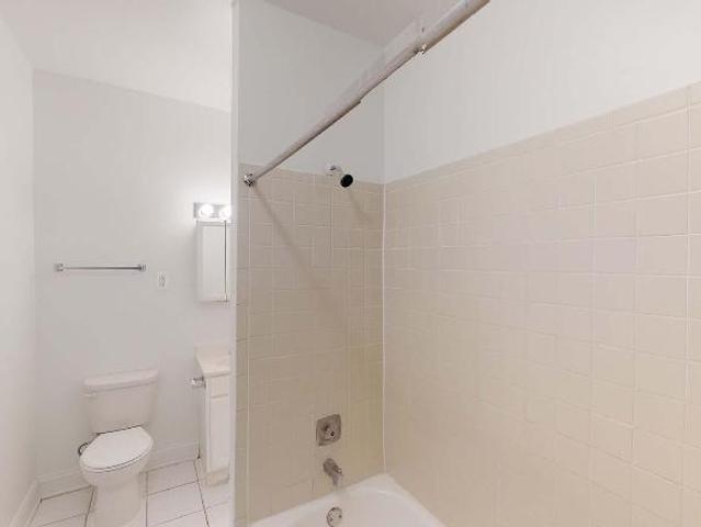 4 Br, 2 bath, Apartment 5335 S Kimbark Ave