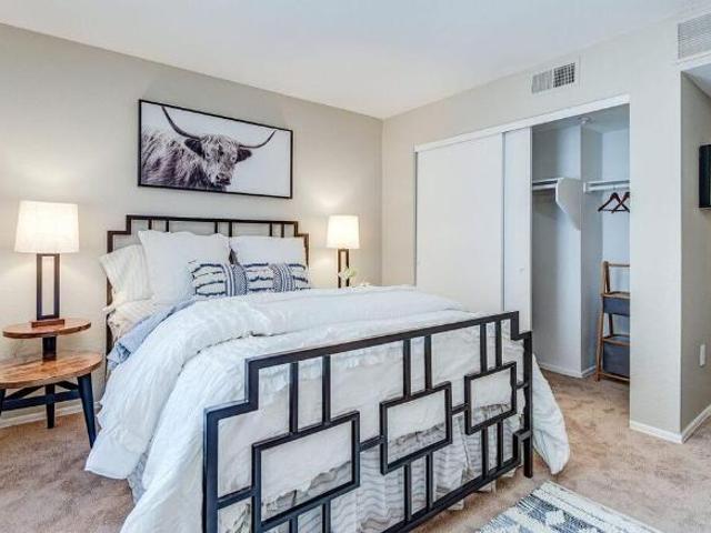 4 Br, 2 bath, Apartment 9736 E Balsam Ave