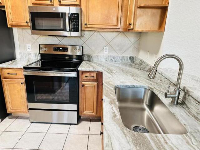 4 Br, 2 bath, Condo 6141 Metrowest Blvd