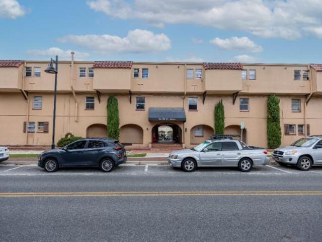 4 Br, 2 bath, Condo 914 Sw 8th Ave