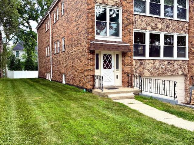 4 Br, 2 bath, Condo 167 E Van Buren St