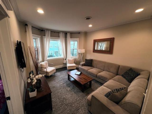 4 Br, 2 bath, Condo 3049 N Leavitt St