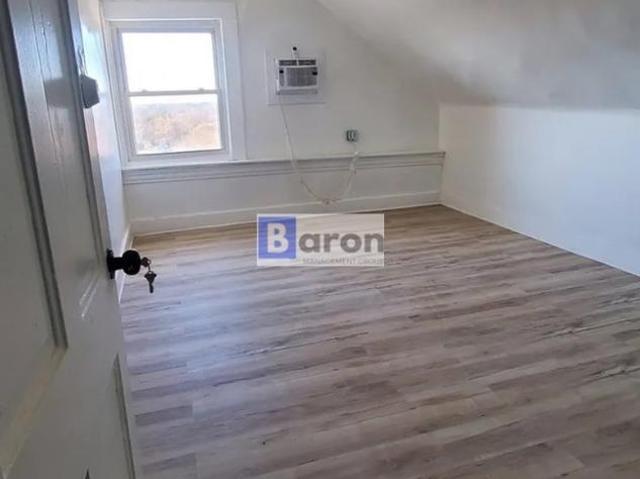 4 Br, 2 bath, Condo 3442 Larona Ave