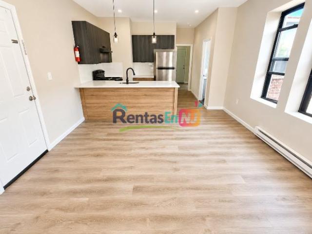 4 Br, 2 bath, Condo 383 385 Avon Ave