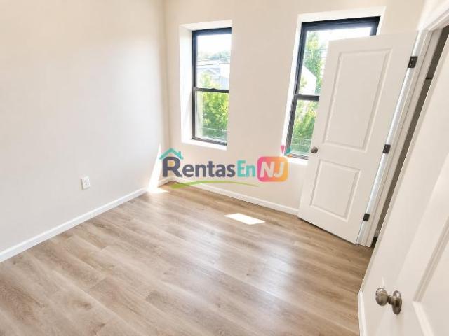 4 Br, 2 bath, Condo 383 Avon Ave