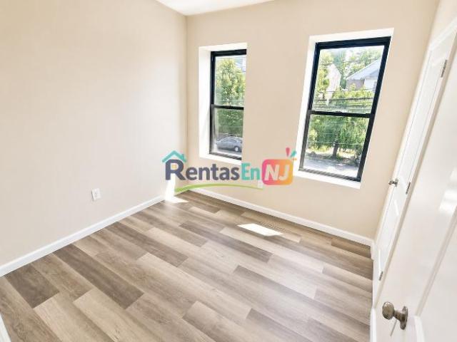 4 Br, 2 bath, Condo 383 Avon Ave