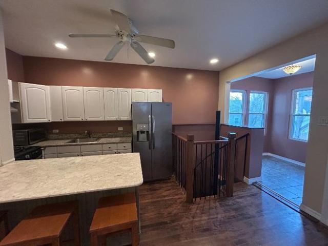 4 Br, 2 bath, Condo 3849 West School Street
