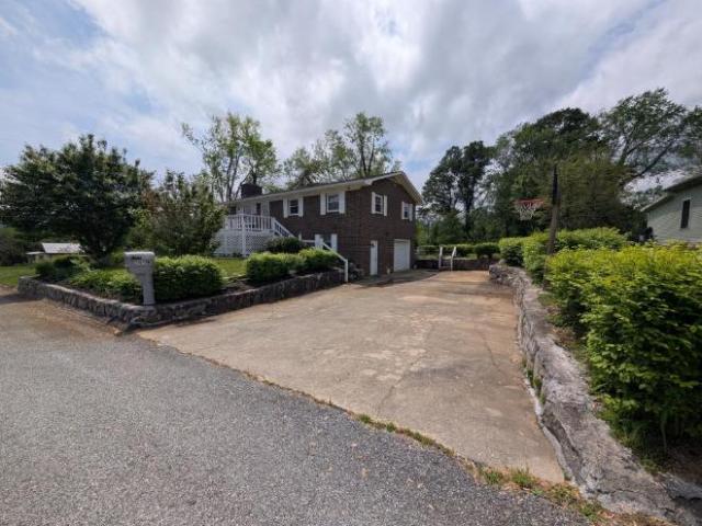4 Br, 2 bath, Single Family Home 505 N Stanwood Ln