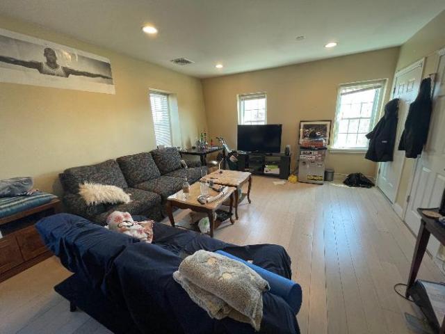4 Br, 2 bath, Single Family 19 America St