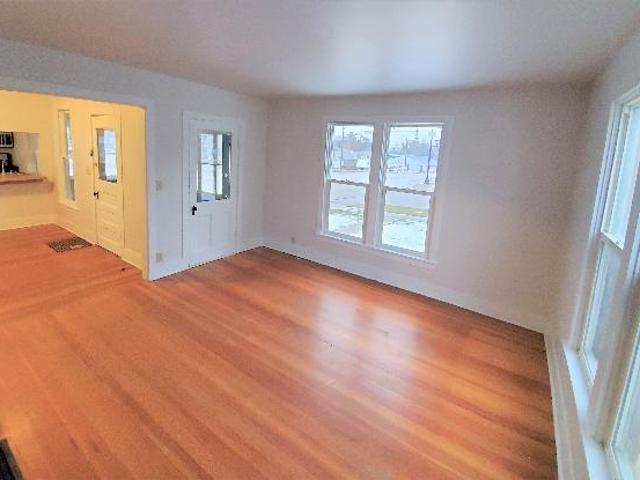 4 Br, 2 bath, Single Family 102 E Washington St