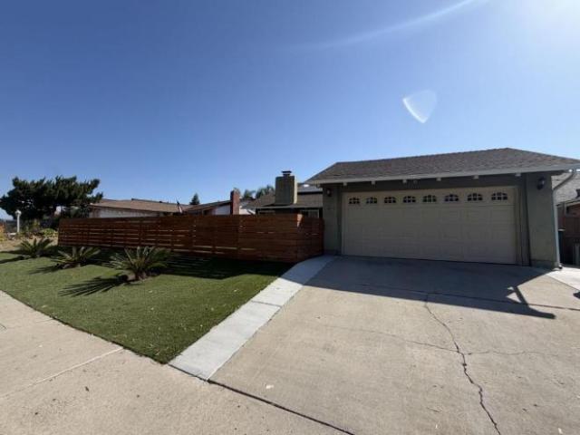 4 Br, 2 bath, Single Family 11169 Avenida Del Gato