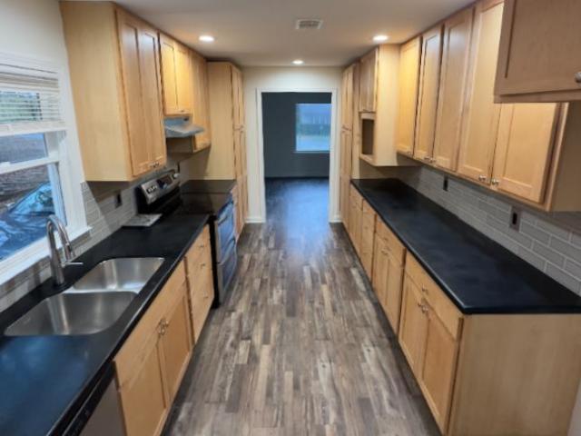 4 Br, 2 bath, Single Family 1131 Dell Avenue