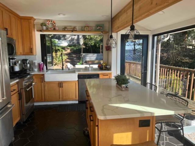 4 Br, 2 bath, Single Family 11557 Holmes Point Dr NE