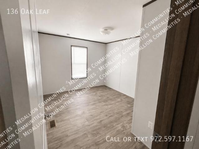 4 Br, 2 bath, Single Family 136 Oak Leaf