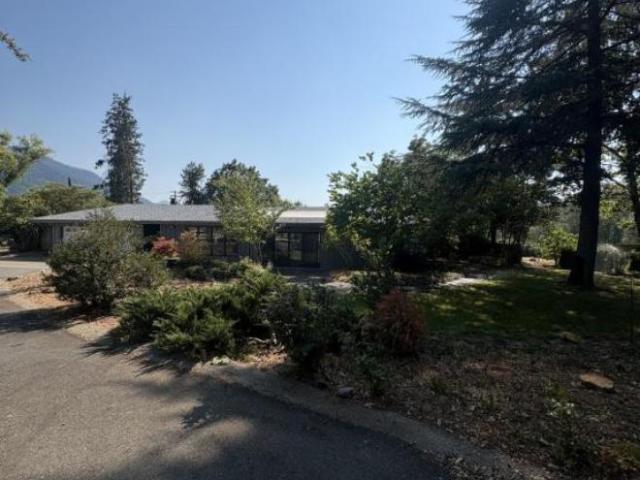 4 Br, 2 bath, Single Family 250 W Jones Creek Rd