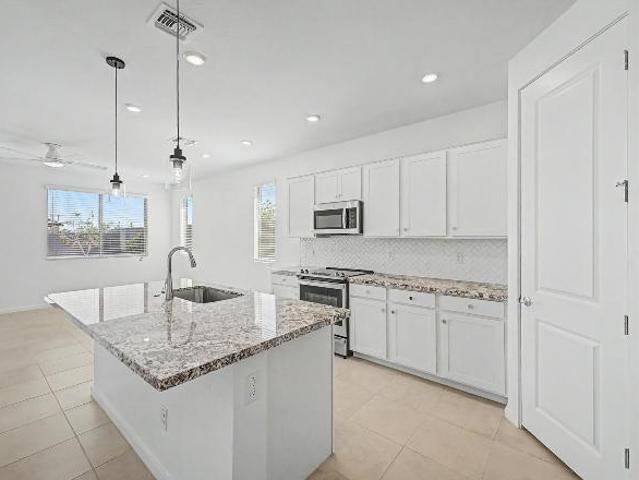 4 Br, 3 bath, Single Family 25291 W Hidalgo Ave