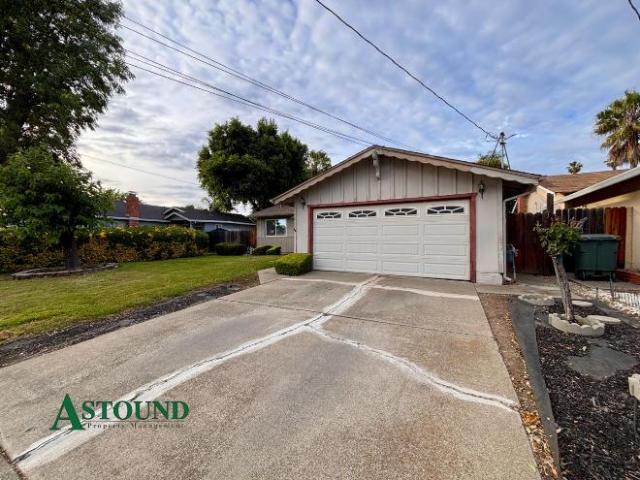4 Br, 2 bath, Single Family 2627 Prestwick Avenue